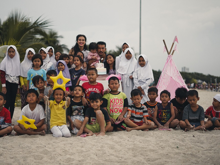 10 Momen serunya ulang tahun pertama anak Rio Dewanto-Atiqah Hasi