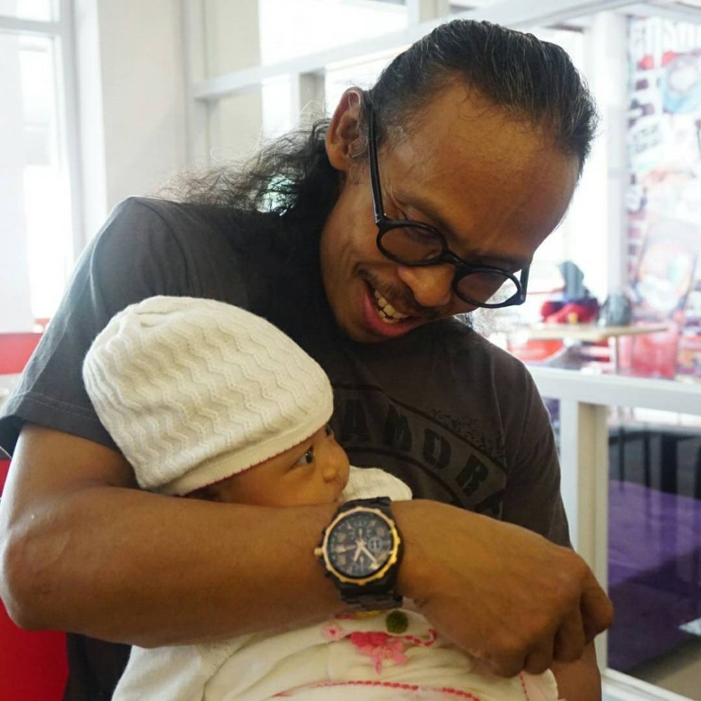 Jauh dari kesan sangar, 8 foto ini bukti Yayan Ruhian sosok famil