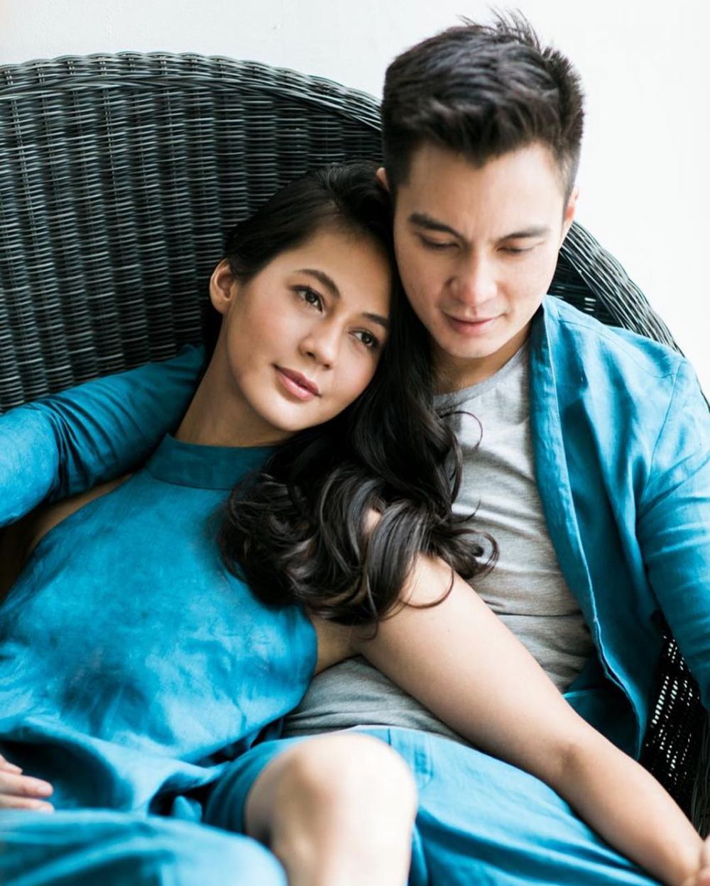 5 Kemesraan Baim Wong & Paula saat photoshoot serba biru,