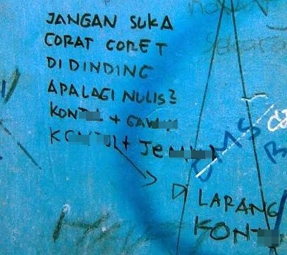 10 Coretan kocak di tembok toilet ini bikin ketahuan imajinasi li