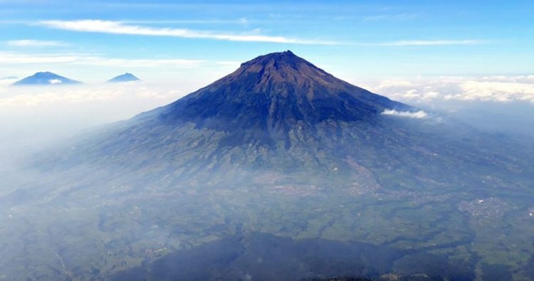 Penampakan sinar mentari terbelah di atas Gunung Sindoro, bikin takjub