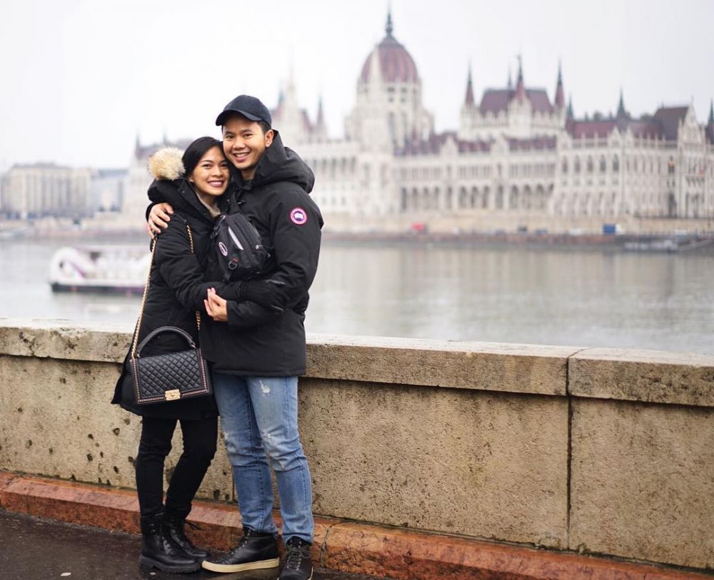 10 Gaya glamor Mesty Ariotedjo, cucu mantan Dubes RI di Filipina