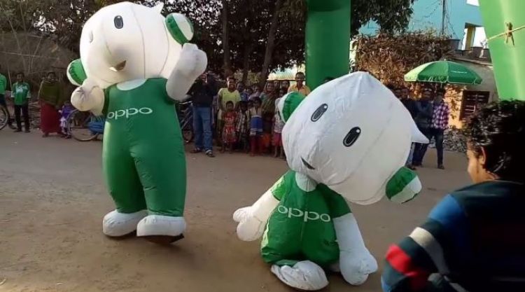 10 Tingkah hiperaktif maskot smartphone China ini bikin cengar-cengir