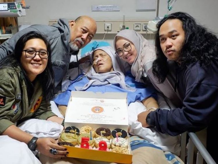 Ini ekspresi sedih 3 anak Indro Warkop usai ditinggal ibunda tercinta