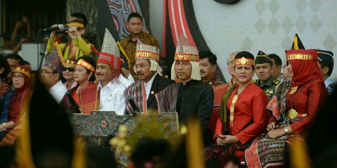 7 Potret Jokowi Kenakan Baju Adat Karismanya Nggak Luntur