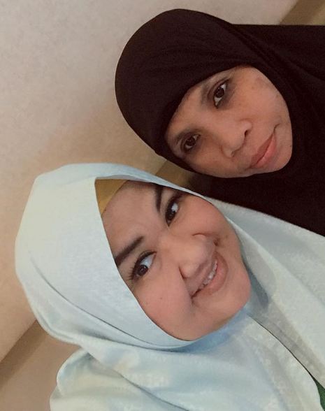 20 Foto kenangan Pretty Asmara saat berhijab, bikin pangling
