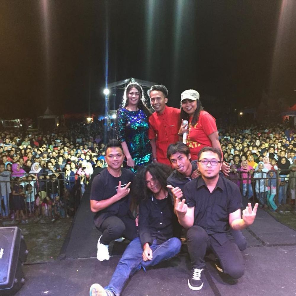 10 Aksi Ovi Sovianti di atas panggung selepas dari Duo Serigala