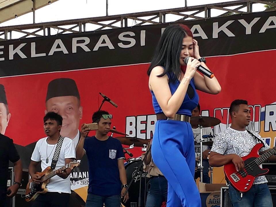 10 Aksi Ovi Sovianti di atas panggung selepas dari Duo Serigala