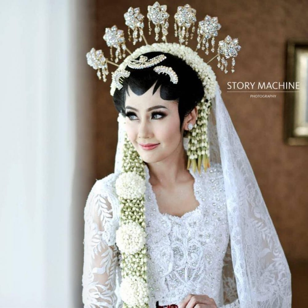 13 Potret Ardina Rasti awal karier sampai kini, cantiknya awet