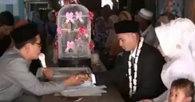 9 Mahar ini bukti menikah tak harus mahal, ada sandal jepit