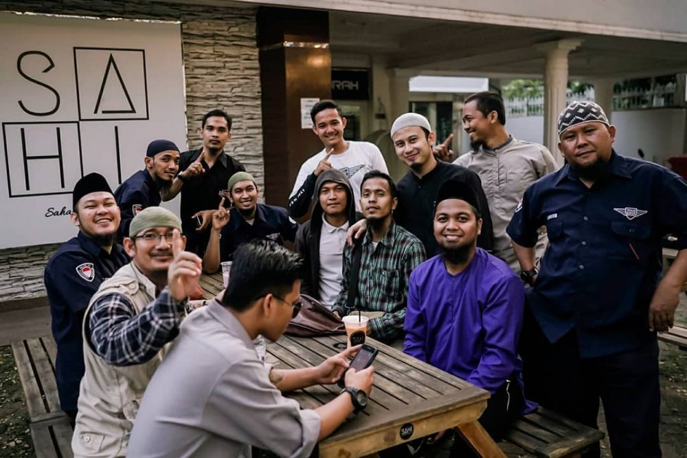 9 Potret terbaru Radha, gitaris Armada yang kini hijrah