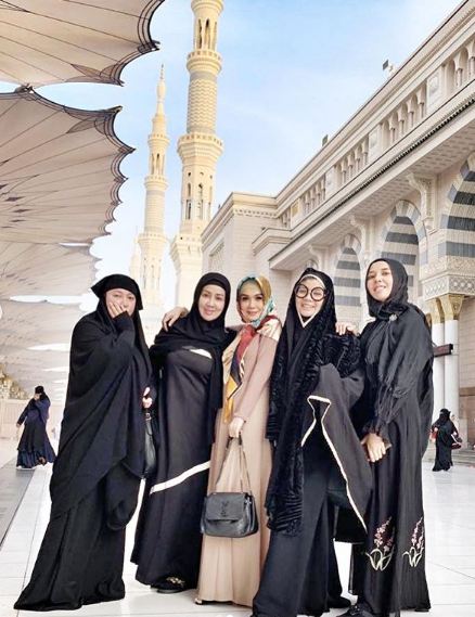 10 Inspirasi hijab Yuni Shara saat umrah, simpel dan elegan