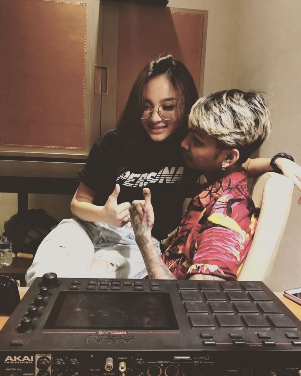 8 Momen kemesraan Young Lex dan Revina VT, bikin baper