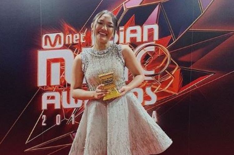 8 Momen Marion Jola pakai boots tinggi, manggung sampai liburan