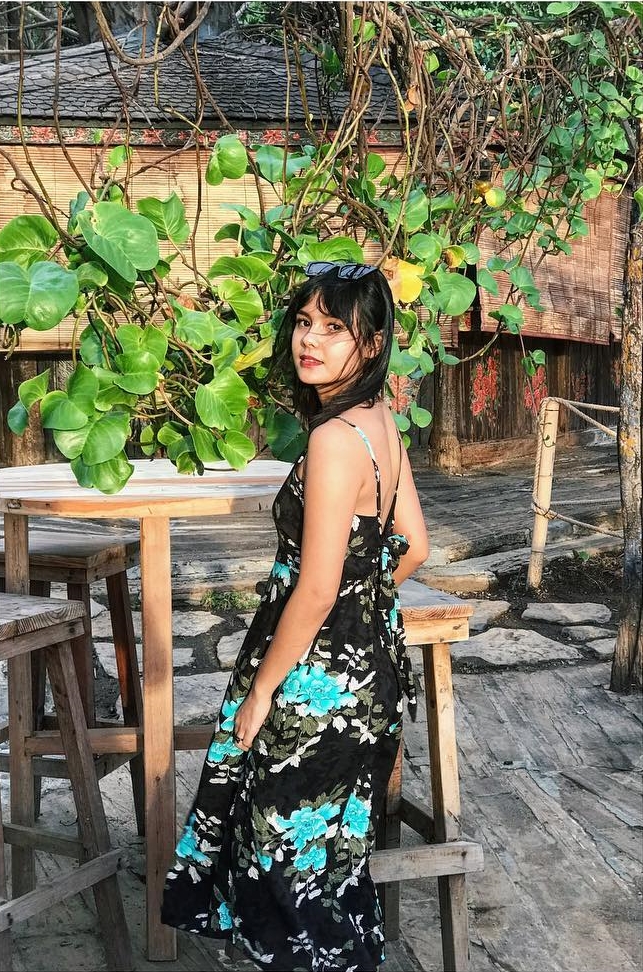 10 Pesona Angie Ang pamer punggung mulus, bikin hati berdesir