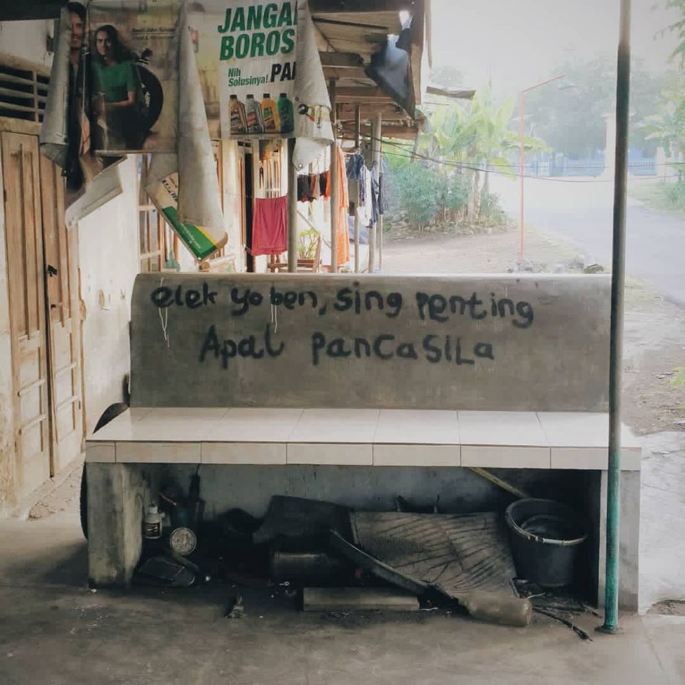 12 Coretan di tembok ini kocaknya nggak ketulungan