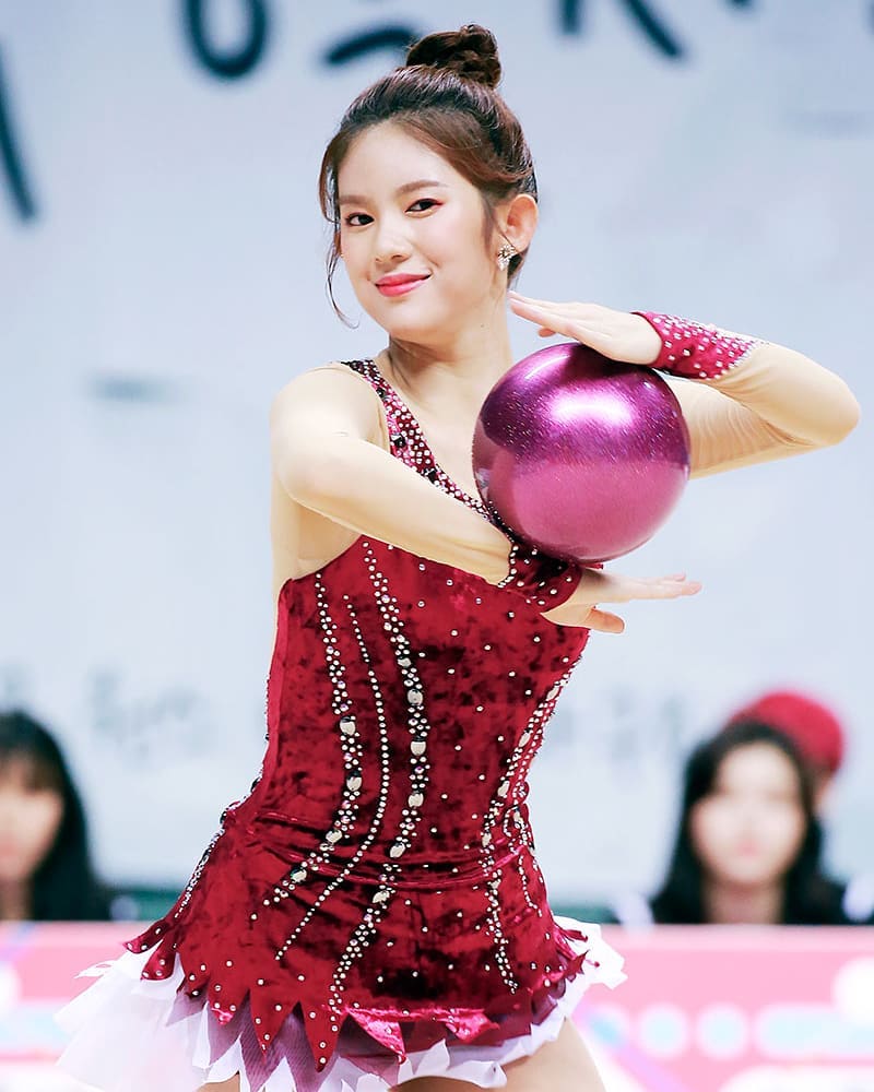 10 Potret Daisy Momoland, cewek yang dikabarkan dekat Yunhyeong i