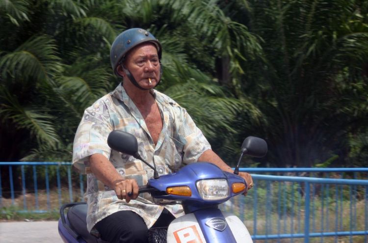 Merokok sambil mengendarai motor bisa didenda Rp 750 ribu