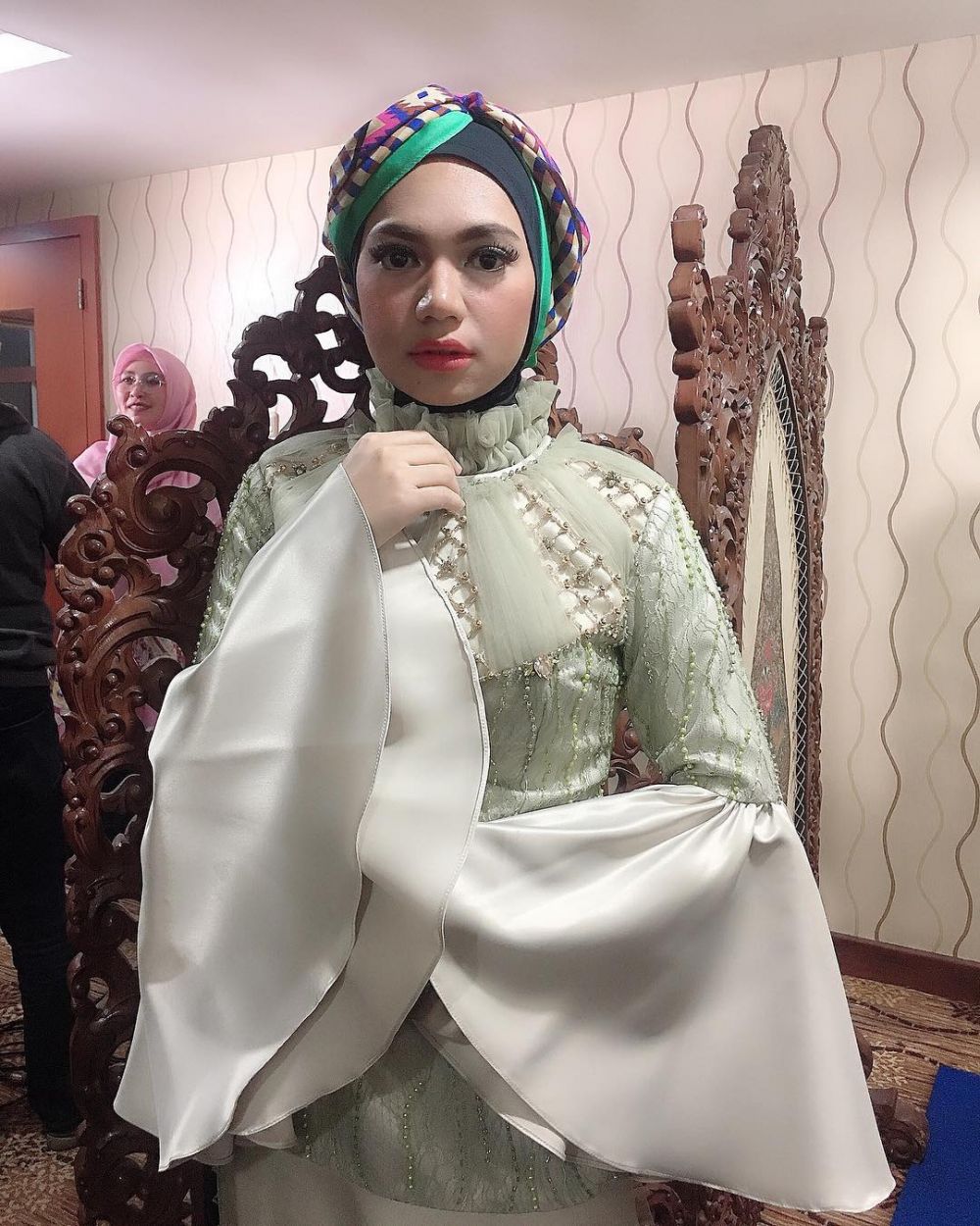 Inspirasi turban hijab 10 seleb cantik ini stylish, bisa ditiru