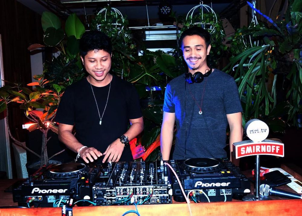 10 Gaya Ajun Perwira saat manggung jadi DJ, aksinya memukau