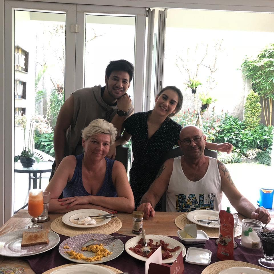 10 Potret Johan de Beule, papa bule Irish Bella yang jarang terso