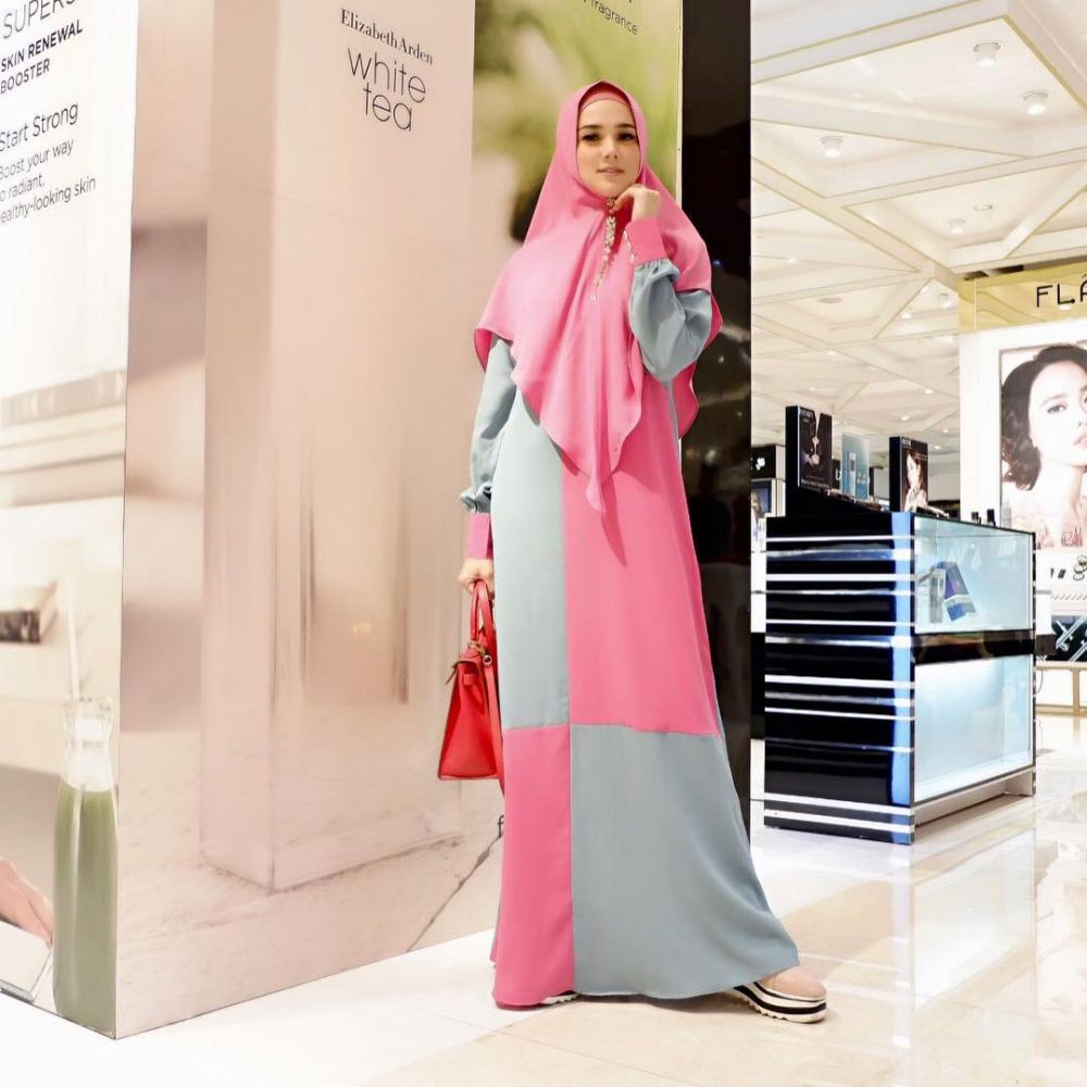 8 Inspirasi gamis pink Mulan Jameela, cocok buat acara bukber