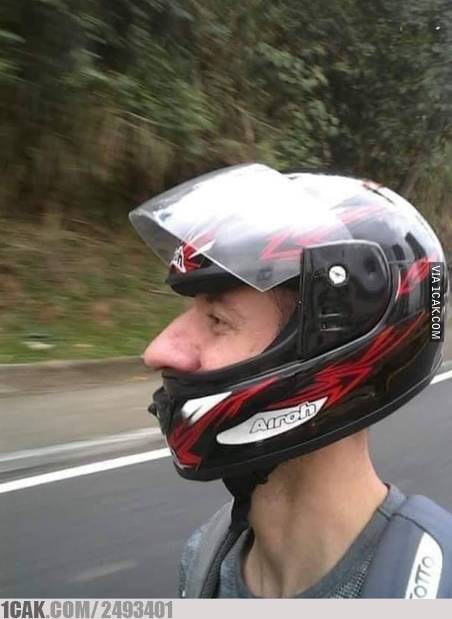 11 Momen absurd waktu pakai helm ini bikin nyengir sampai tujuan
