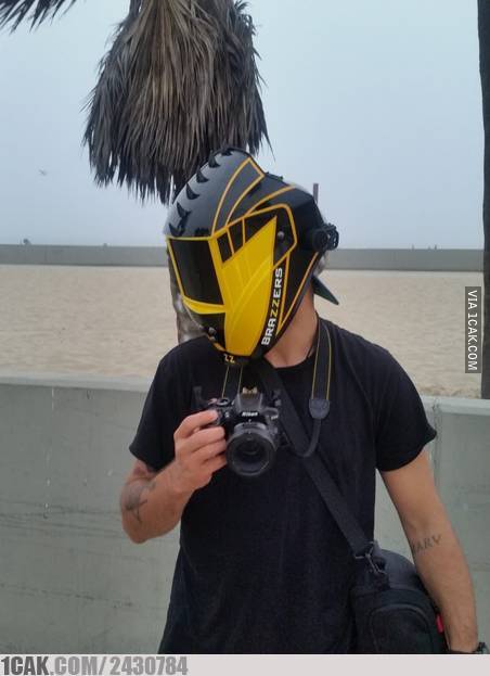 11 Momen absurd waktu pakai helm ini bikin nyengir sampai tujuan