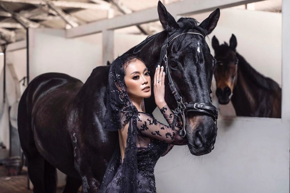 9 Potret Daniar MasterChef bermakeup tebal saat pemotretan, mangl