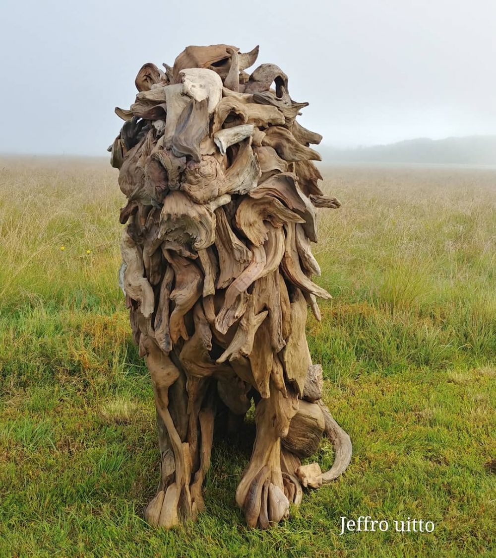 13 Patung hewan dari potongan kayu di pantai ini bikin takjub