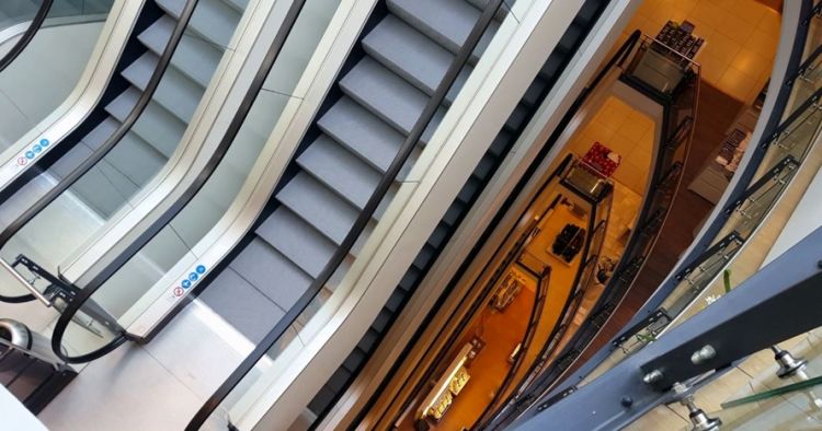 Nekat naiki eskalator, nasib wanita ini berujung tragis Nekat naiki eskalator, nasib wanita ini berujung tragis