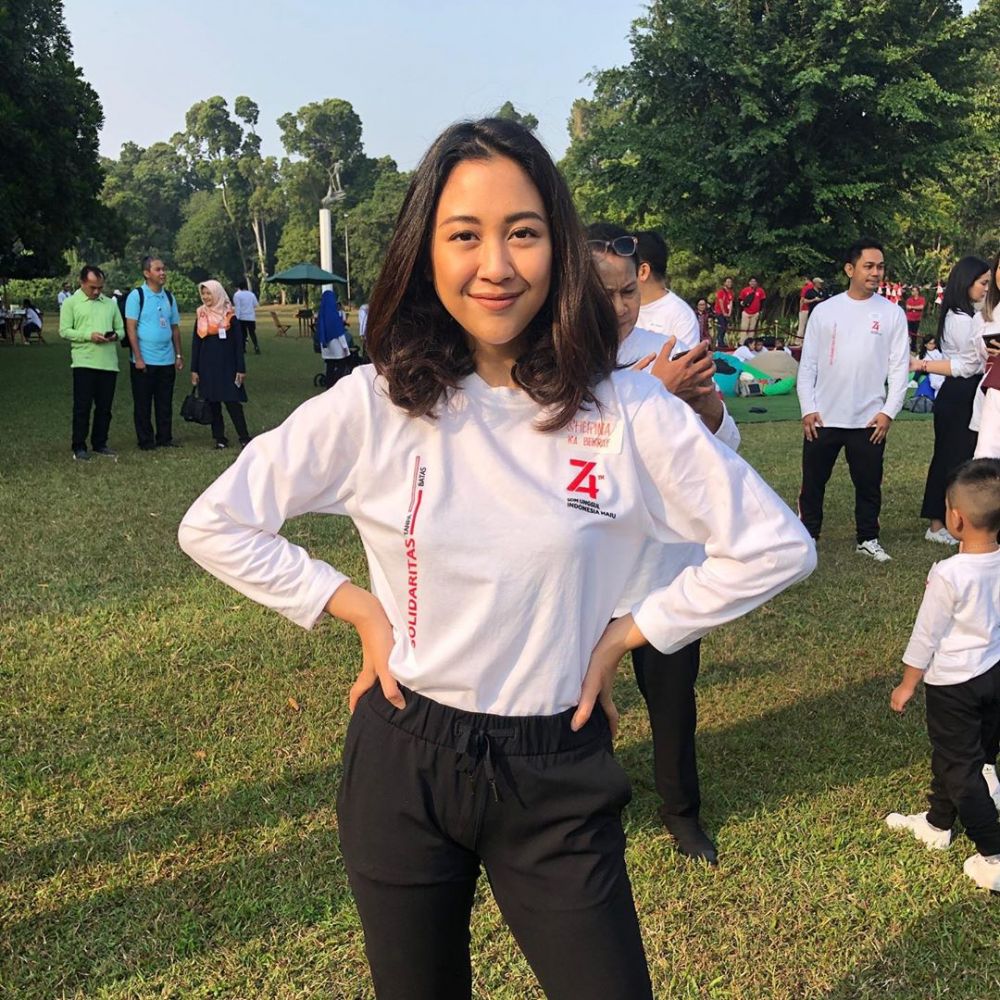 9 Potret Sherina Munaf ikut family gathering, senam bareng Jokowi