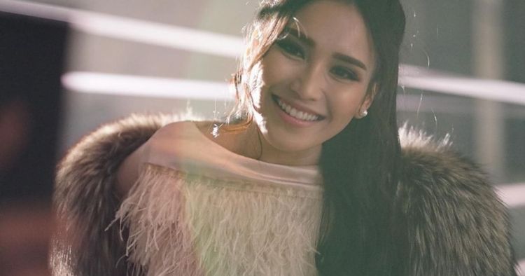 Momen Ayu Ting Ting joget bareng warga di acara 17-an kampung Momen Ayu Ting Ting joget bareng warga di acara 17-an kampung