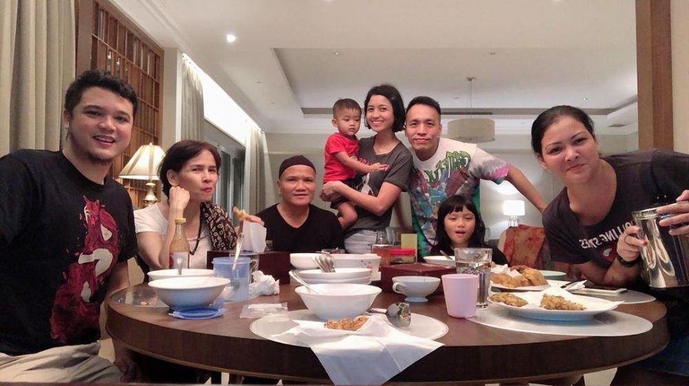 8 Momen kebersamaan Melanie dan Christy Subono, sibling goals