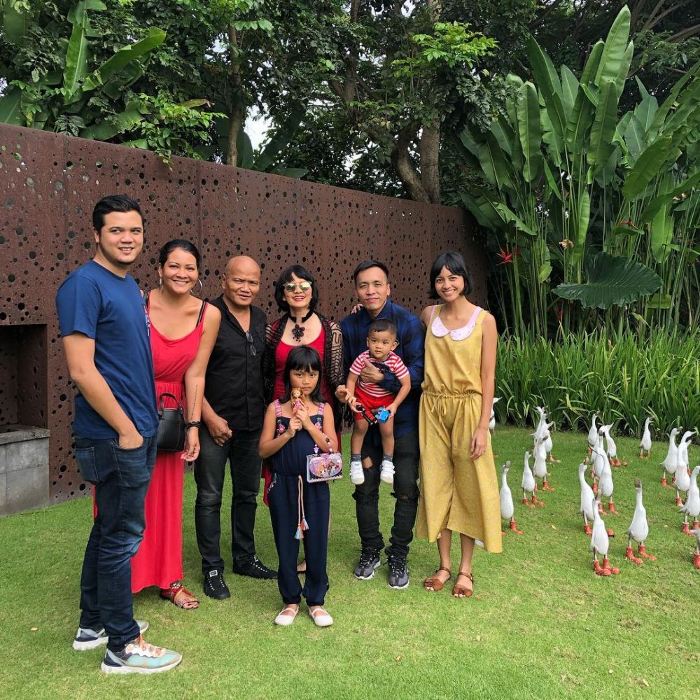 8 Momen kebersamaan Melanie dan Christy Subono, sibling goals