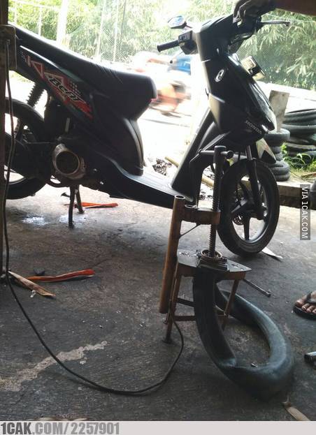 10 Kelakuan nyeleneh tukang tambal ban ini bikin tepuk jidat