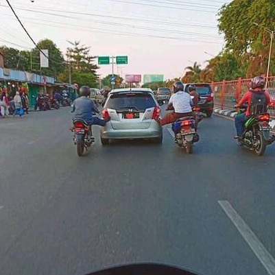 10 Potret kerja sama pengendara motor di jalan raya ini absurd ab