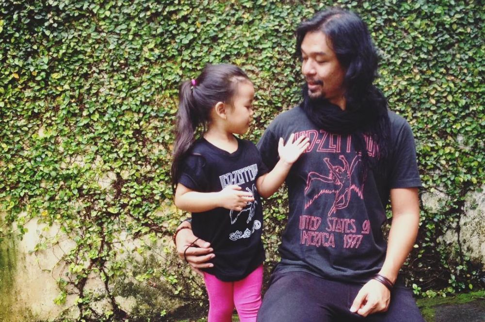 Jadi orangtua tunggal, ini 10 momen manis Dimas Djay momong anak