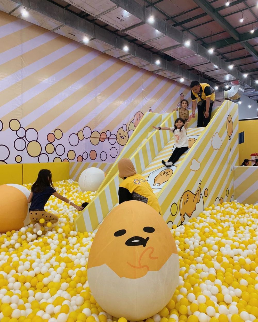 Liburan keluarga asyik main di kolam mandi bola bertema Gudetama