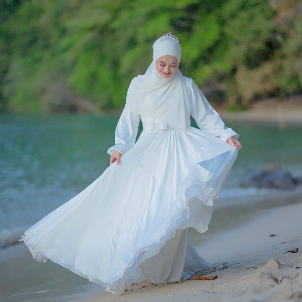 7 Gaya pemotretan Dinda Hauw dan Rey Mbayang, berlatar pantai