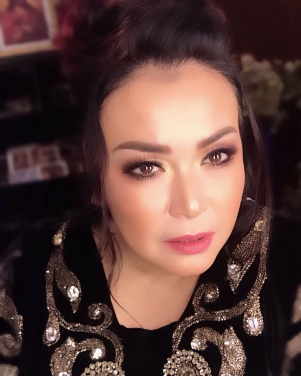 7 Potret Ajun Perwira kondangan, gaya Jennifer Jill curi perhatia