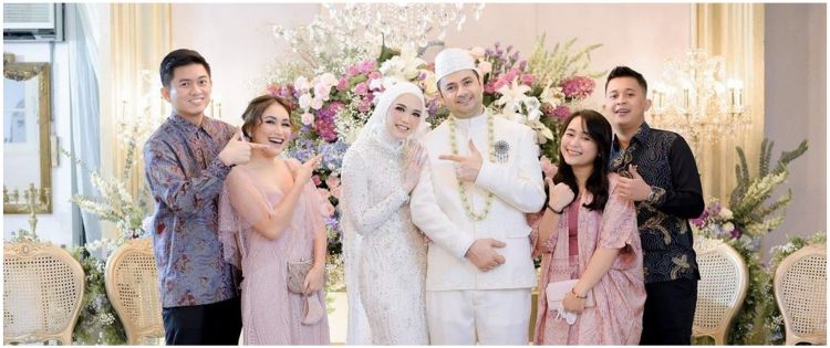 Momen Ayu Ting Ting dan Adit Jayusman kondangan bareng, panen doa