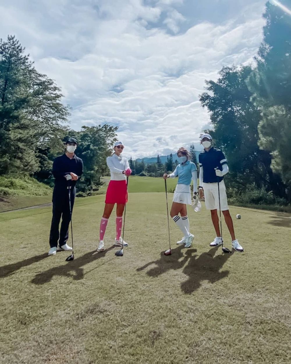 10 Gaya OOTD Luna Maya saat main golf, bak atlet profesional