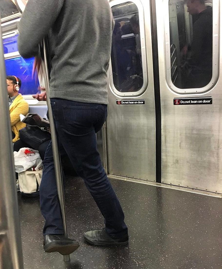 9 Pose absurd orang saat di kereta ini bikin geleng kepala