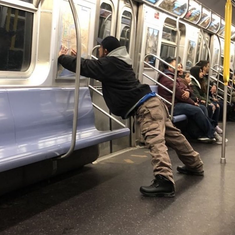 9 Pose absurd orang saat di kereta ini bikin geleng kepala