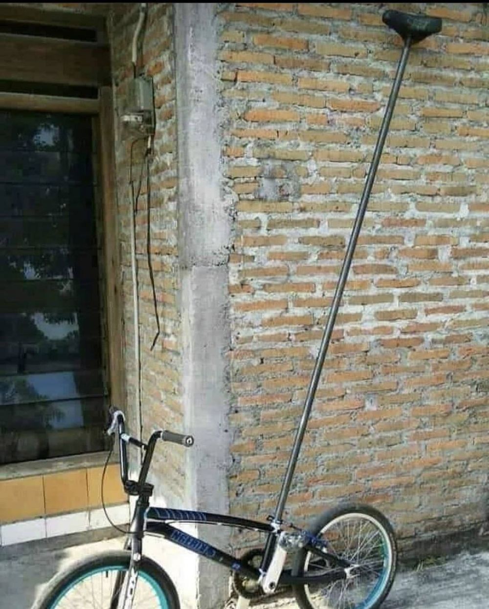 10 Cara absurd parkir sepeda ini bikin senyum tipis