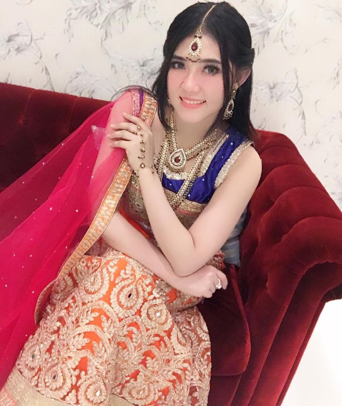 Potret 10 penyanyi cantik bergaya ala bintang India, memesona pol