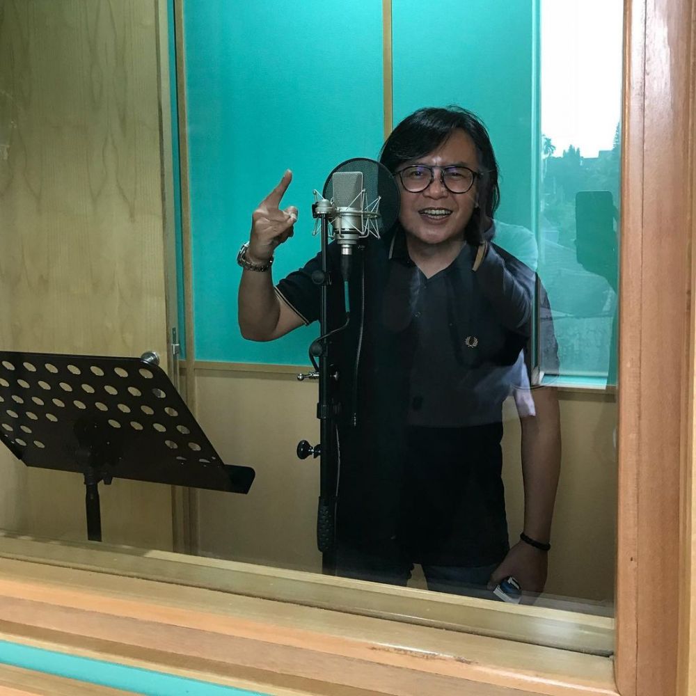 6 Potret studio rekaman milik Pasha Ungu, desainnya minimalis