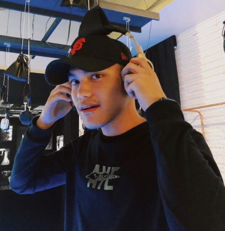 10 Potret Irzan Faiq, aktor yang jadi teman dekat Prilly Latucons