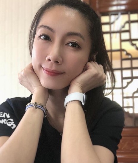 10 Potret terbaru Penny Lin drama Twins, menawan di usia 42 tahun
